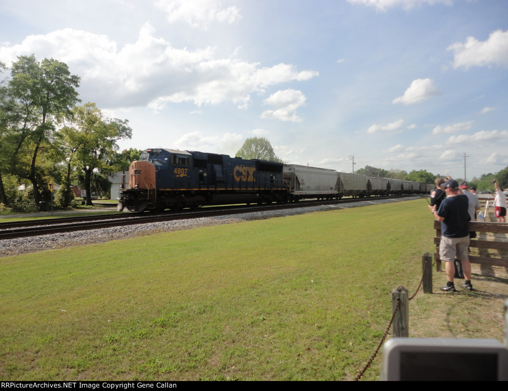 CSX 4807 leads a string of hoppirs southbouth at The Folkston Platform